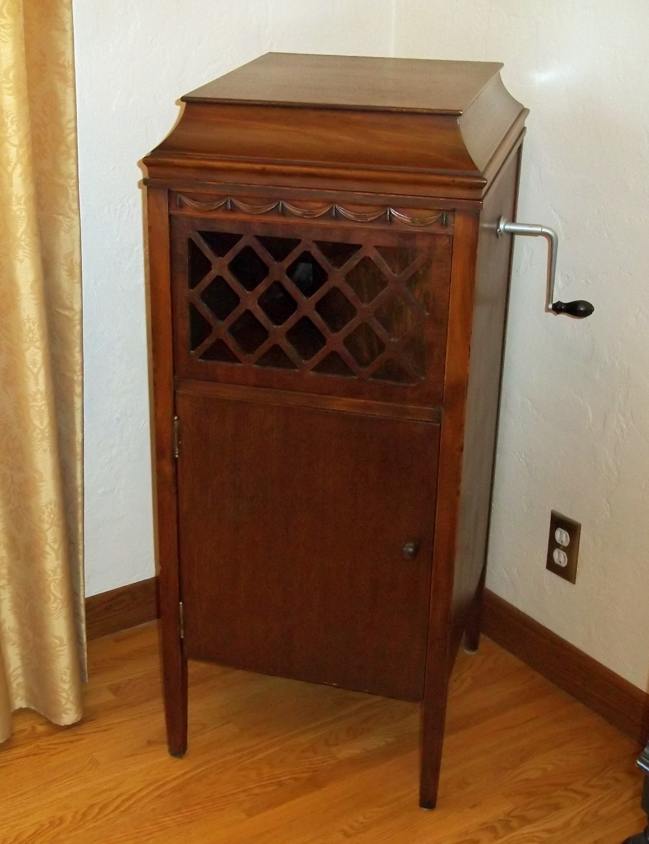 Pathe’ Floor Model Phonograph – 1925